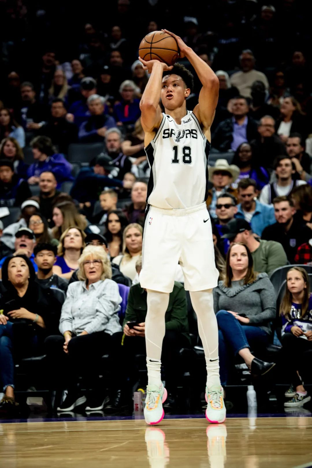 The Spurs were short of troops and the Spurs were defeated. Two fists ...