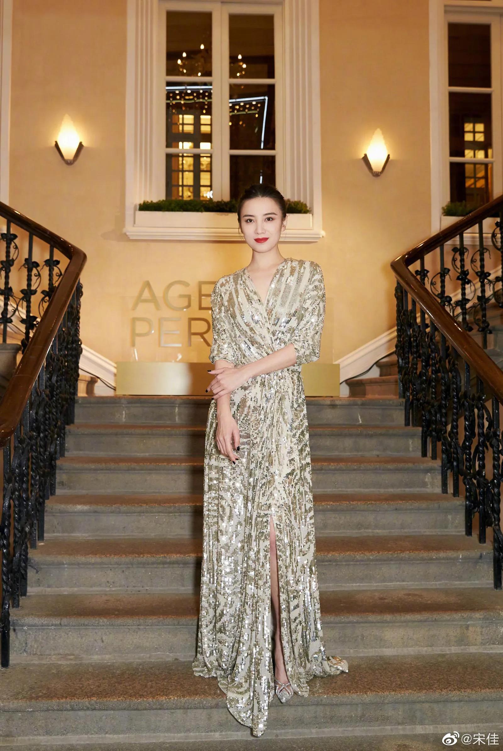 Song Jia: Slim body, elegant temperament - iNEWS