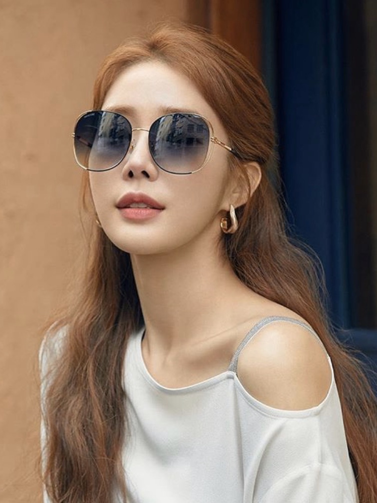 Too many people say that she has a "stiff face", but you can't deny ...