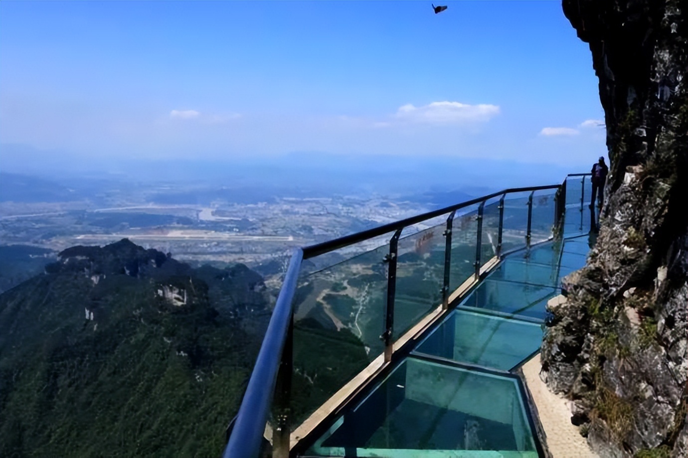 The beautiful woman wore a skirt to visit the glass plank road in ...