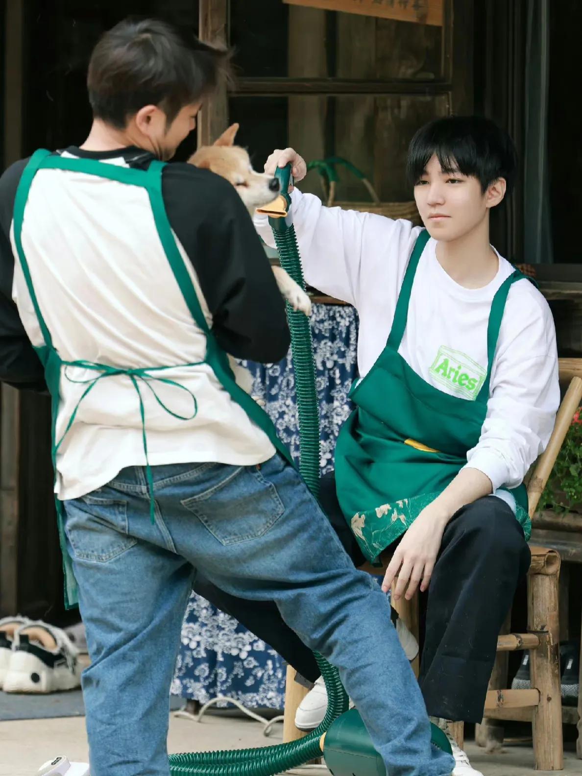 Wang Junkai wears a green apron in "Longing for Life" and cooks with ...