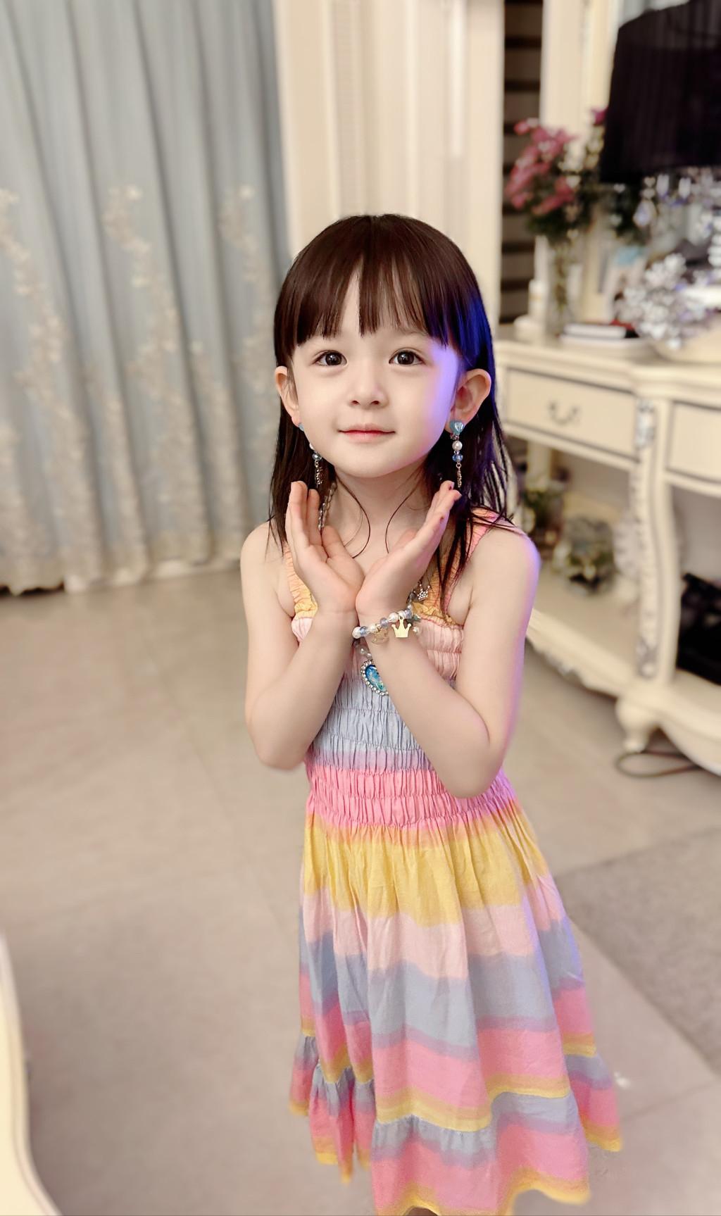 The daughter of a well-known actor is as beautiful as a doll, and his ...