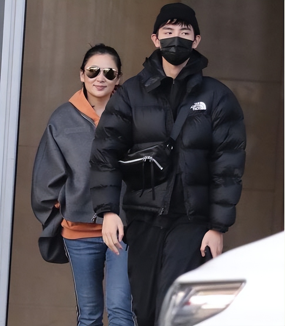 Chen Kaige's family of three in the same frame! Chen Hong wears fur ...