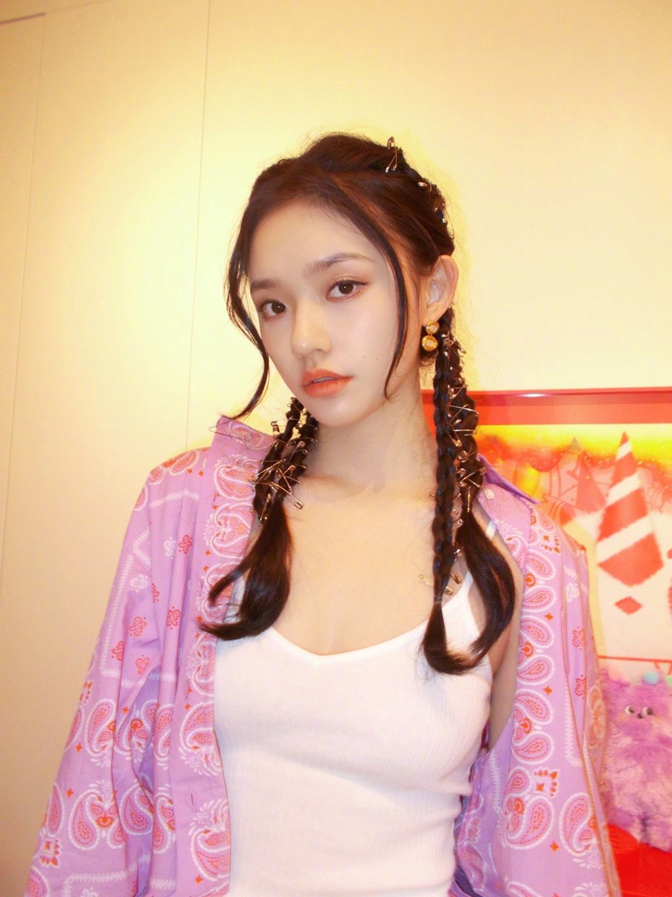 Lin Yun pink skirt long legs sexy photo - iNEWS