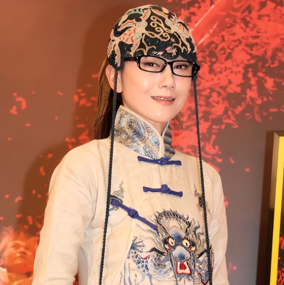 For 30 years, she only ate petals and relied on a male assistant to ...