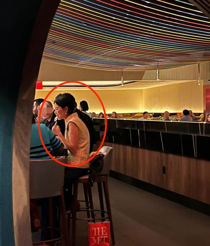 Deng Wendi, a 54-year-old rich woman, was met by chance at dinner ...