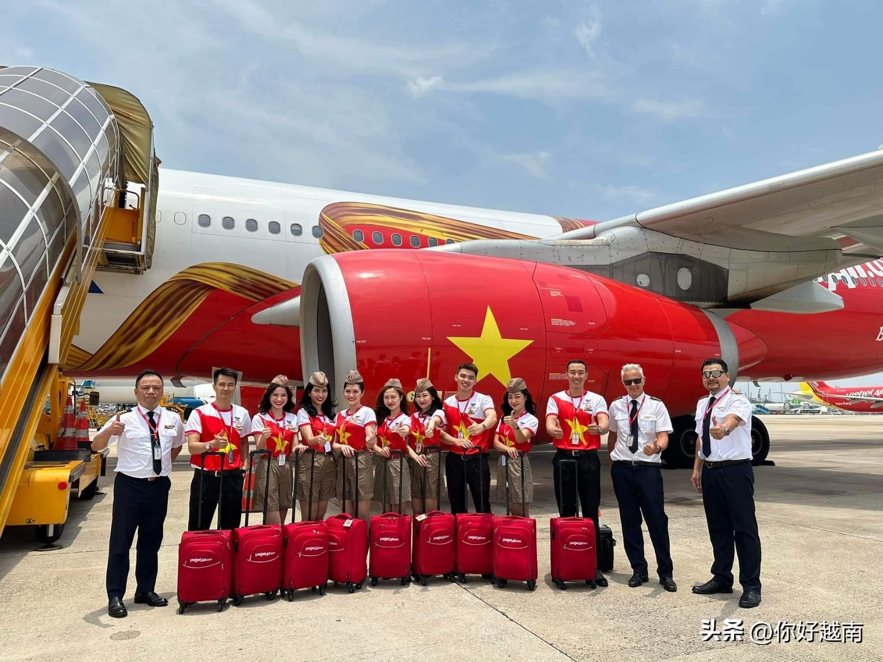 Flight attendants of Vietnam Vietjet Airlines wear national flag ...
