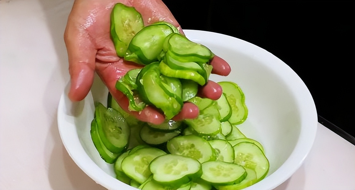 When frying cucumbers, it is a big mistake to fry them directly in the ...