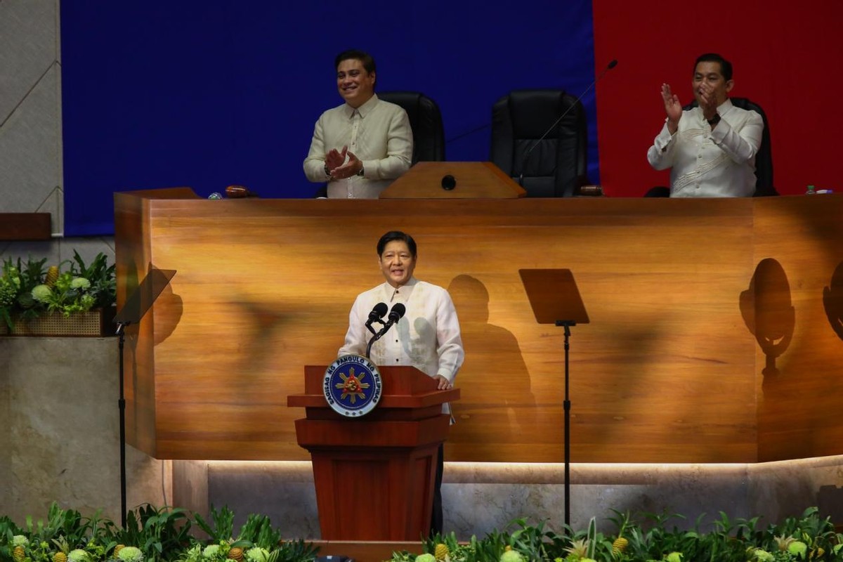 The situation in the Philippines changed suddenly, people took to the ...