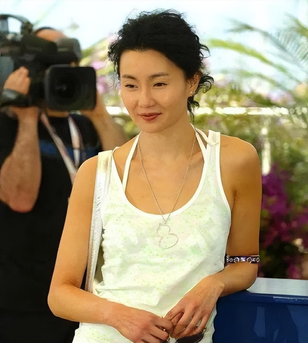 Maggie Cheung bravely breaks through! Cannes red carpet directly wears ...