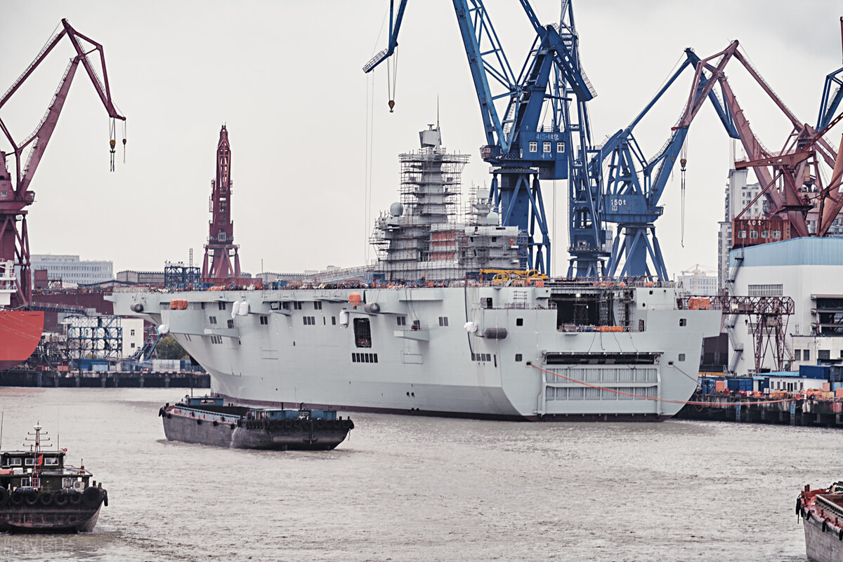Known as the 40,000-ton "small aircraft carrier", the 075 attack ship ...