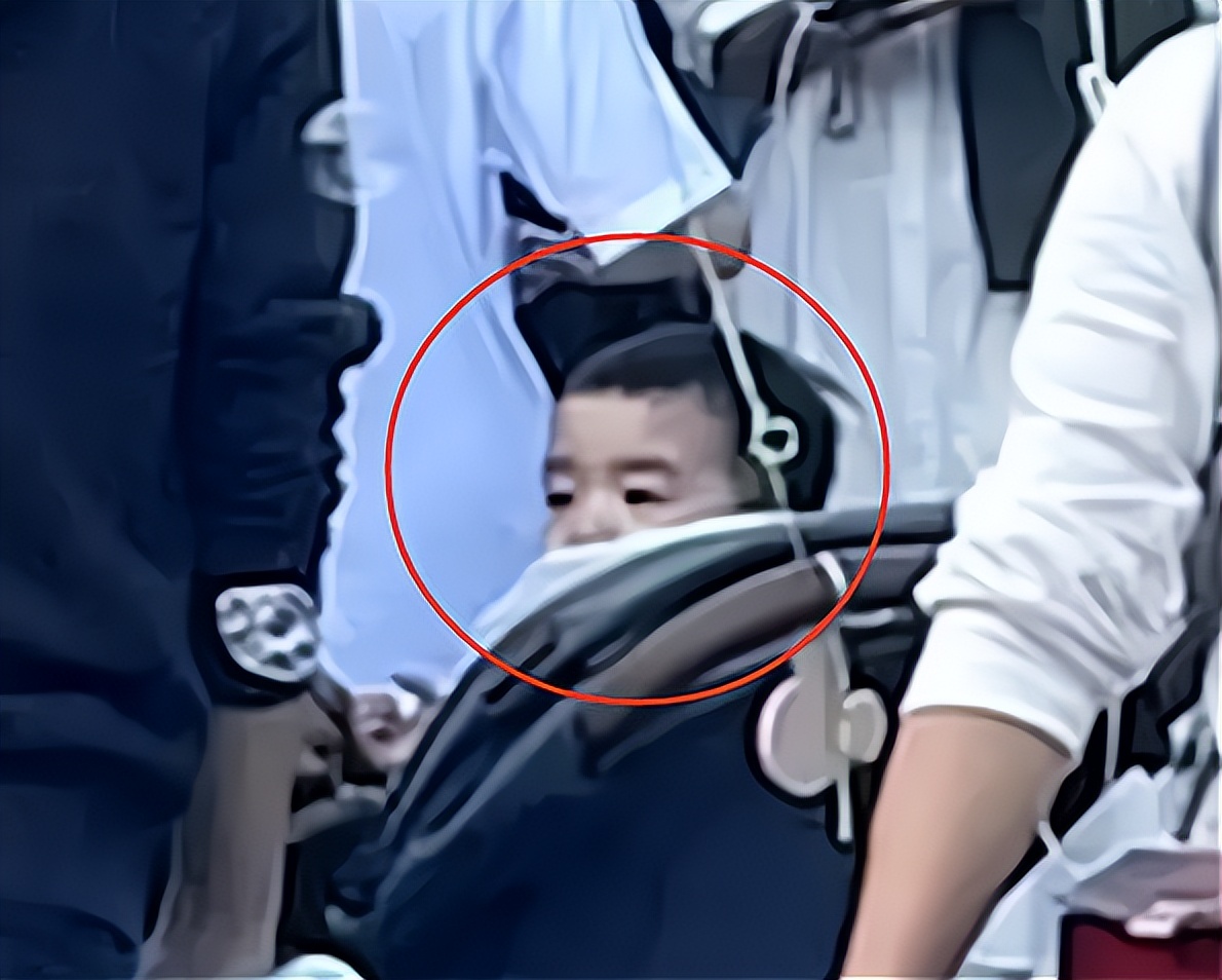 He Youjun and Xi Mengyao's family of three went to Disney, consciously ...