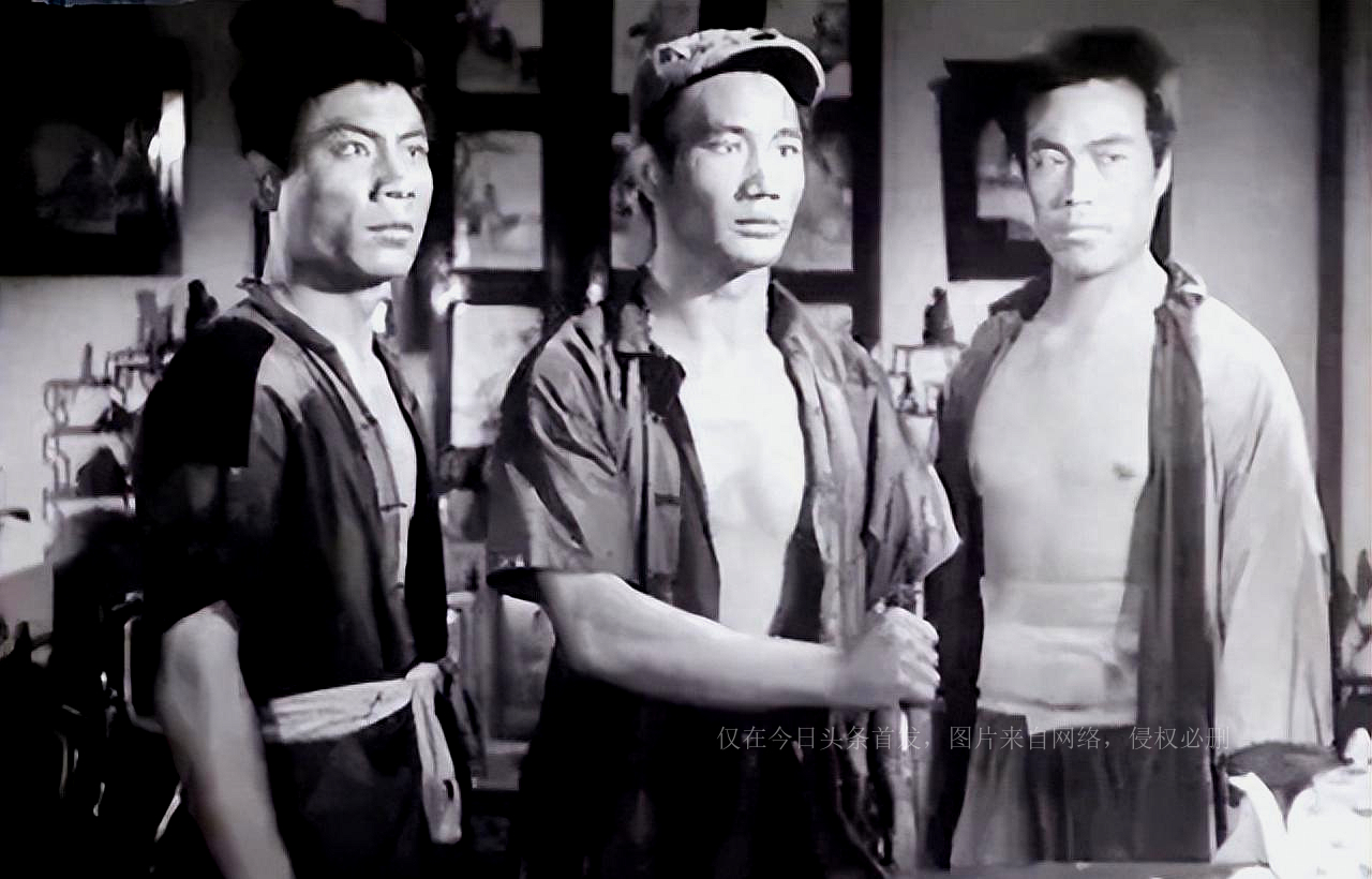 The funeral of Double Gun Li Xiangyang and Guo Zhenqing was sad at the cemetery. Cui Yongyuan ...