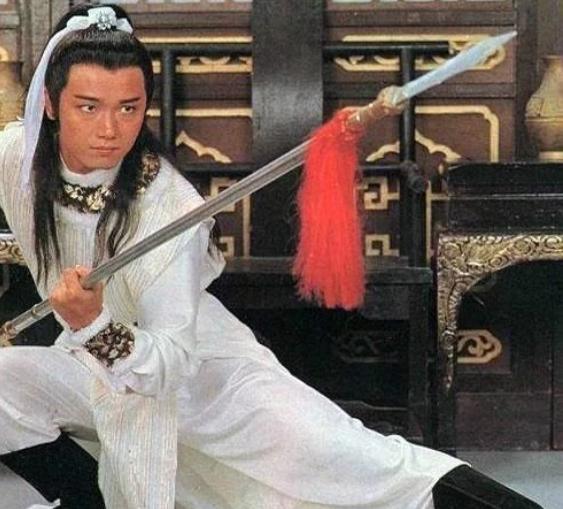 Miao Qiaowei and Qi Meizhen hold hands - iNEWS