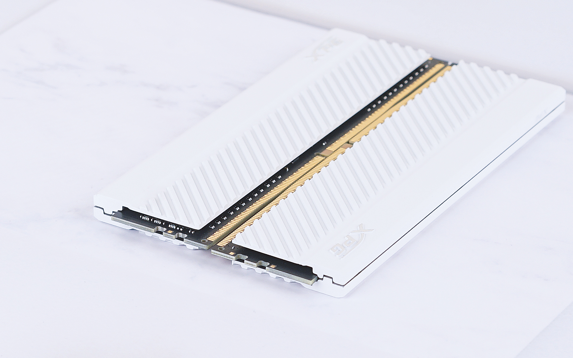 Both appearance and performance!XPG Veyron D45 Glaze White Memory Stick ...