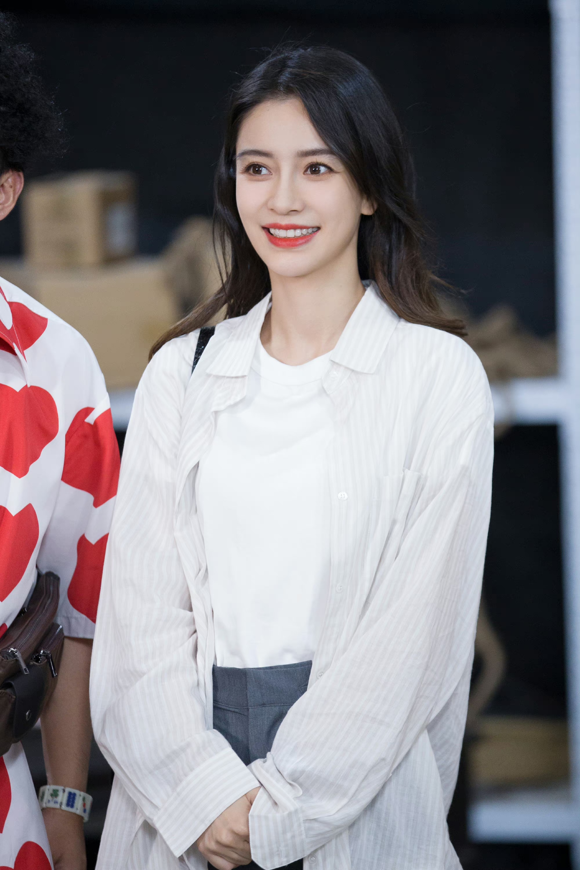 A slight smile is very attractive, "Bei Weiwei" Yang Ying's summer youthful outfits, spicy Thai ...
