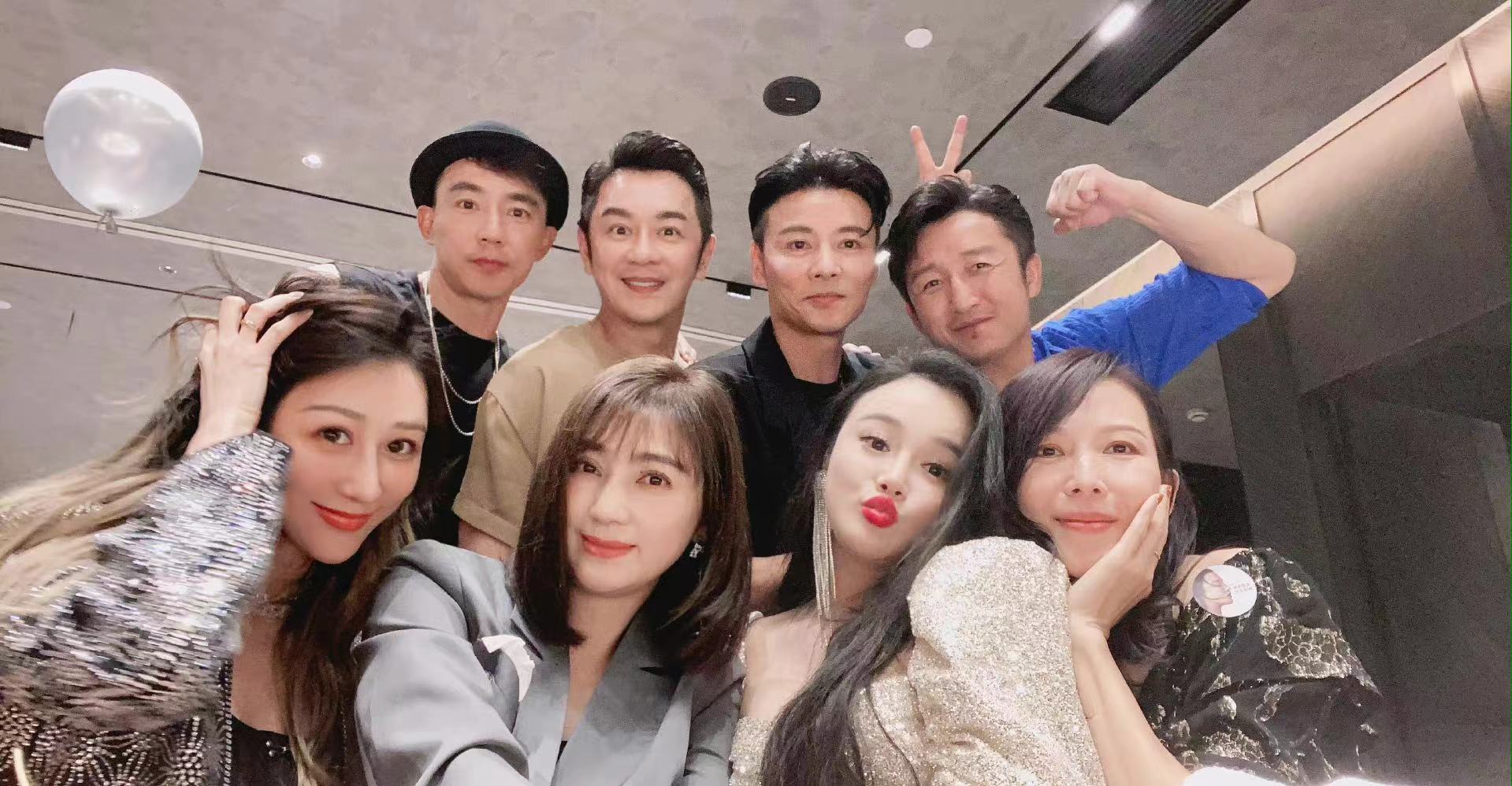 The relationship between Chen Haomin and Cai Shaofen is very good, they often go to parties with ...