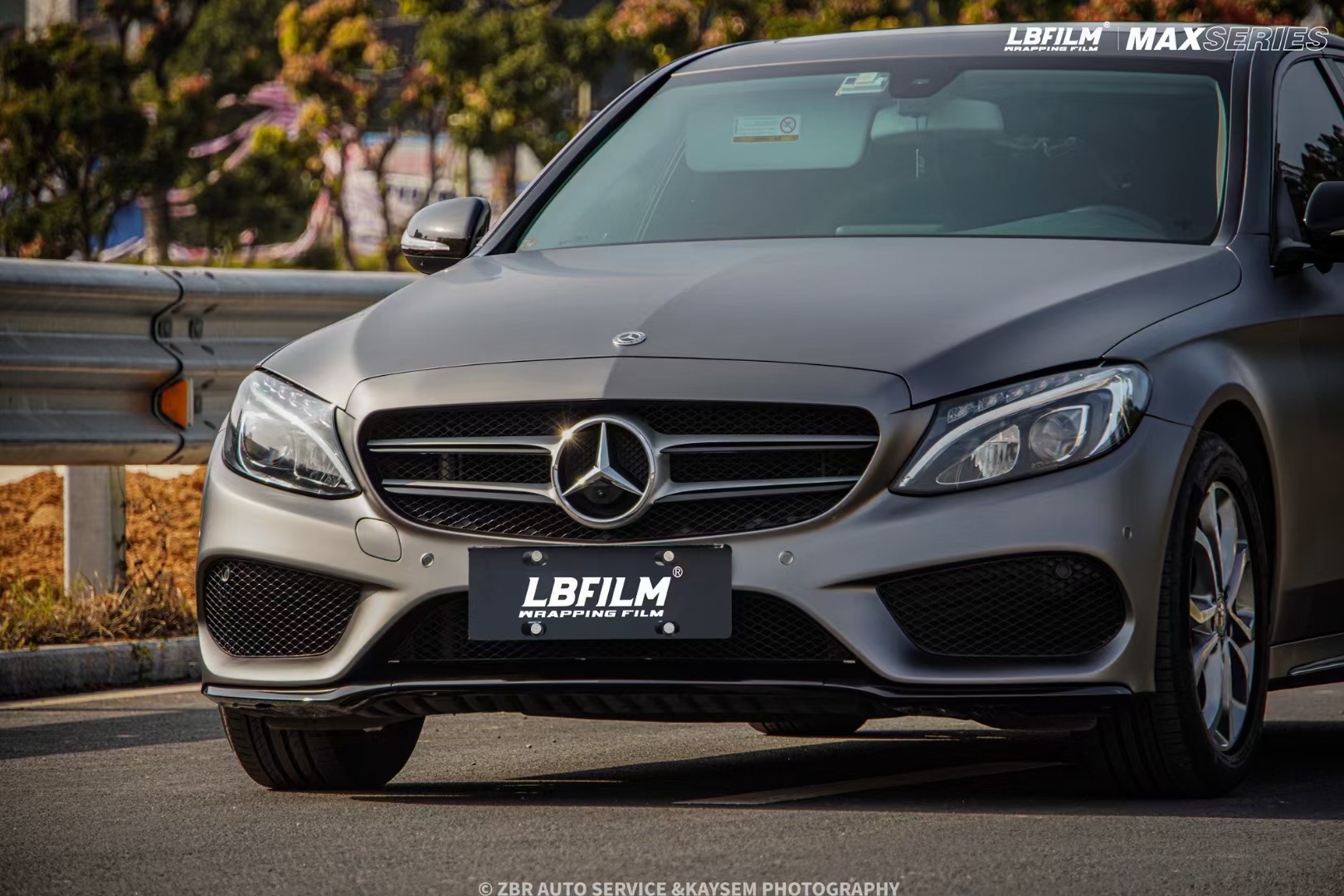 奔馳E300-LB改色膜原廠漆山灰，一款霸氣又帶有一絲俏皮的顏色 - 資訊咖