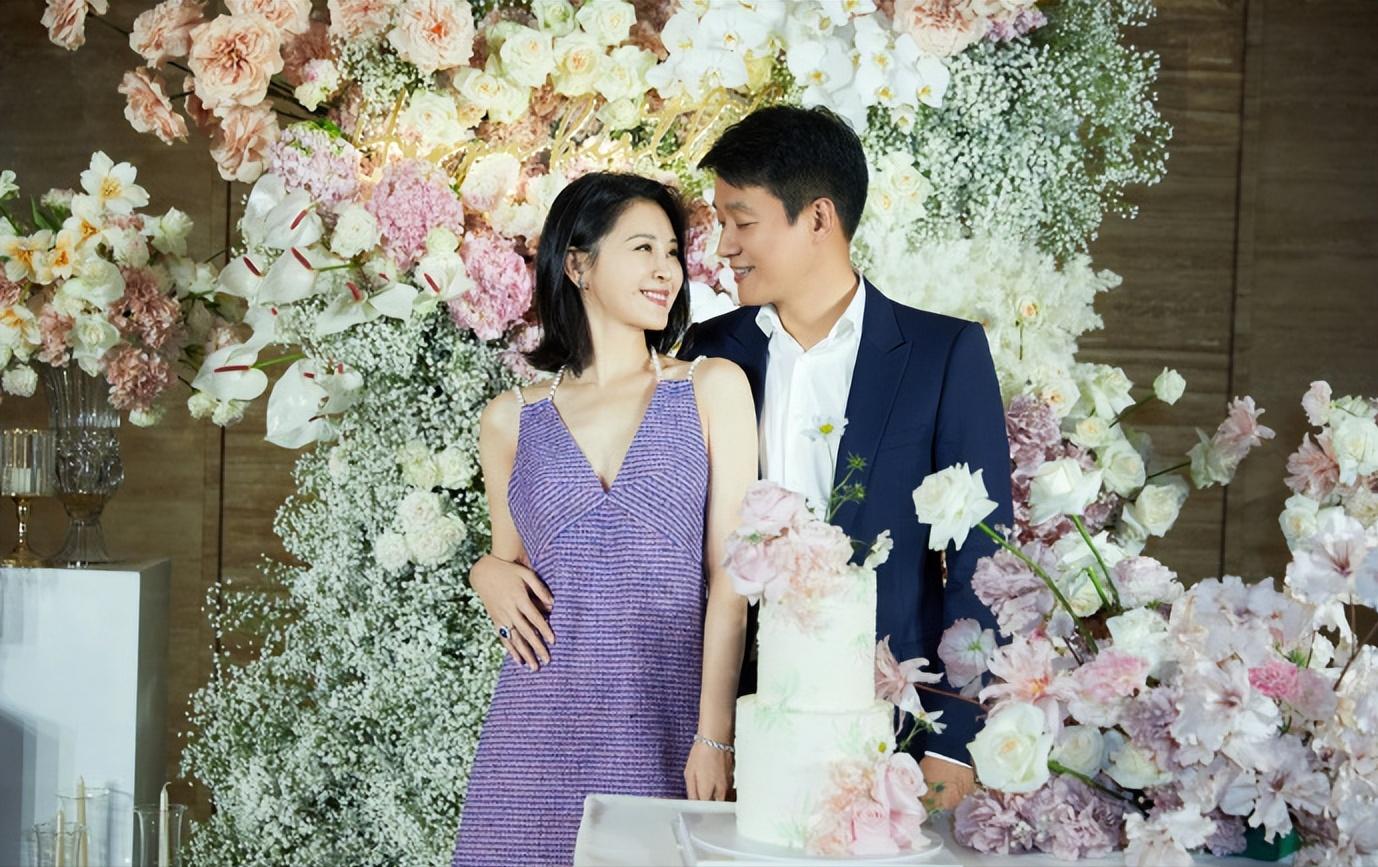 Tong Dawei posted a photo of his wife's birthday celebration, generously confessing to kissing ...