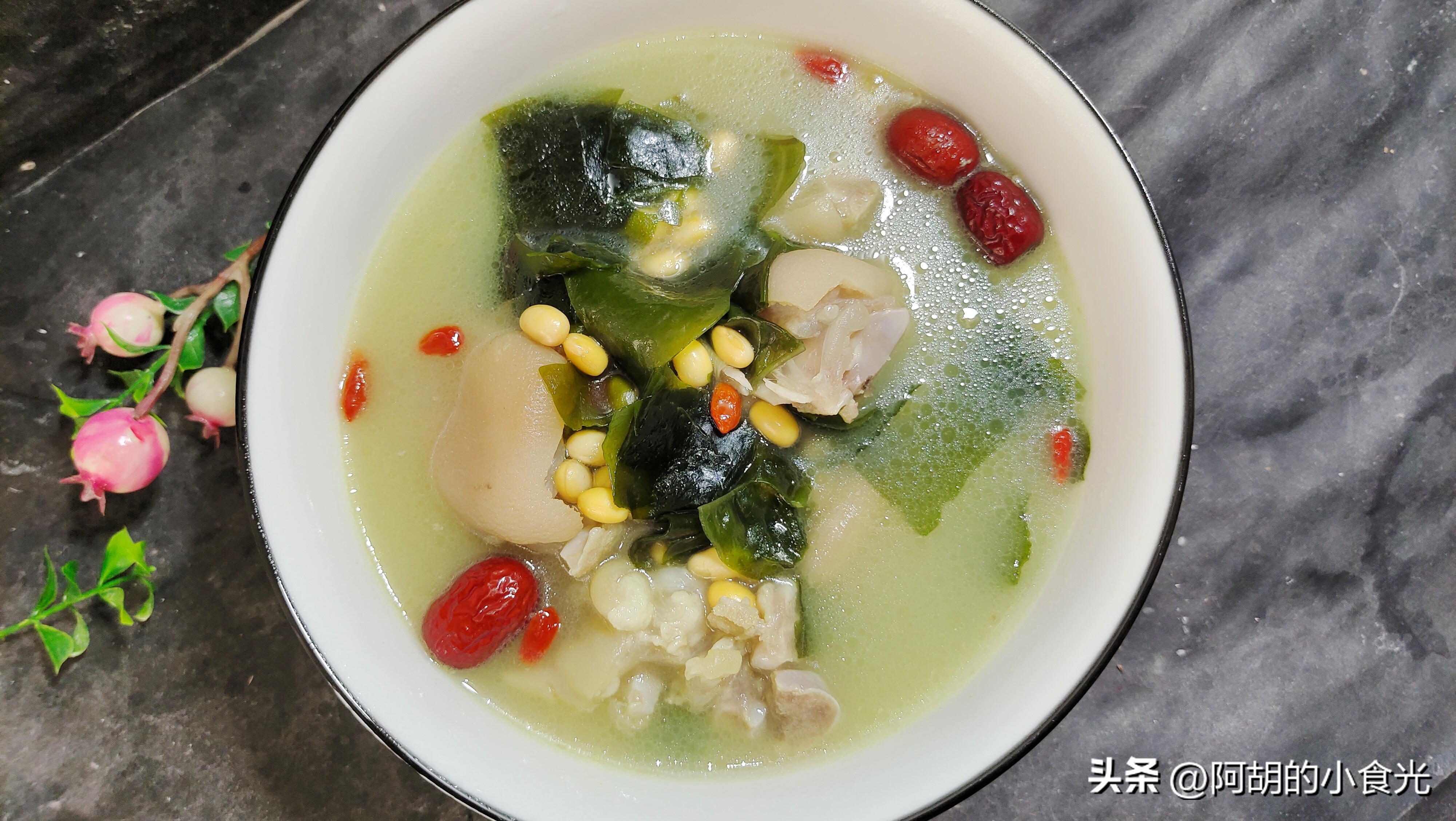 Soybean Pork Knuckle Soup: A good bowl of soup, "boil" to support the ...
