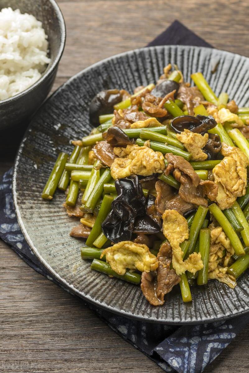 The beef is soft and tender, the garlic moss is fresh and sweet, the ...