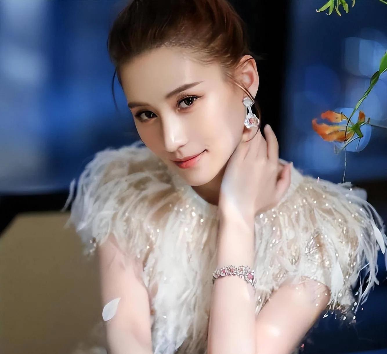 The most beautiful daughter, He Chaolian's first birthday, is low-key ...