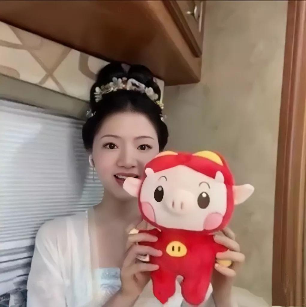 "Yu Guyao" live broadcast, Ren Min and Zhu Zhuxia are in the same frame, and her subsequent ...