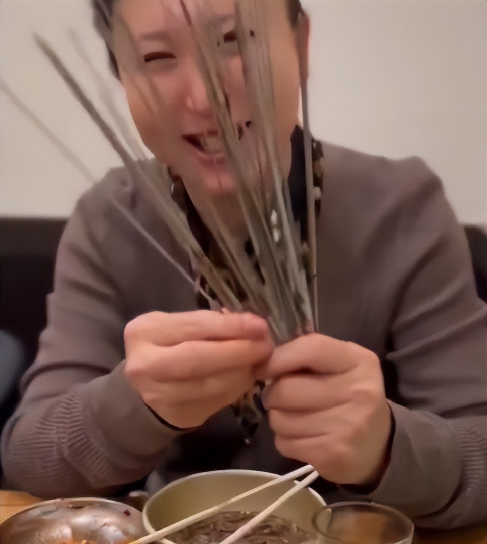 Yan Xuejing is playing with mud on the set!Kneading with both hands is ...