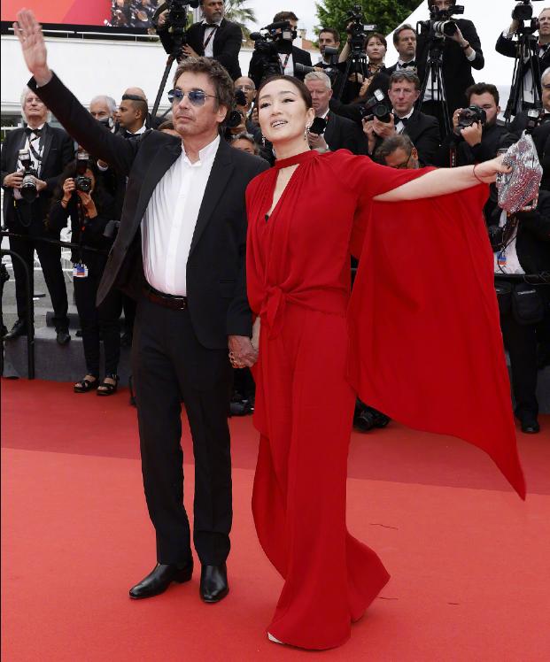 Gong Li wore a red "battle robe" and appeared on the Cannes red carpet ...