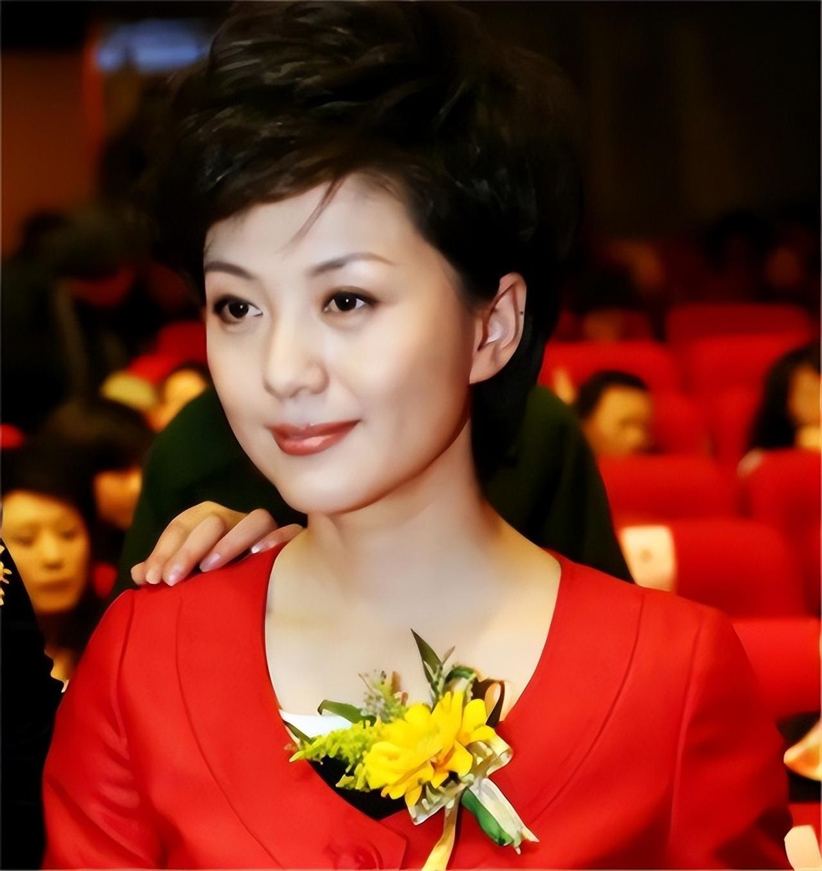 CCTV host Haixia: Married to a professor 11 years older, married for 22 ...