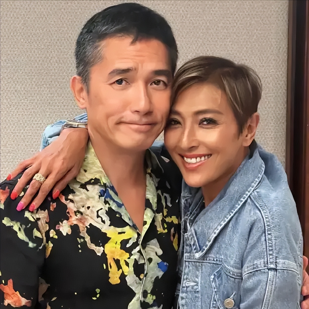 Tony Leung returned to China with gray temples, hugged his rich wife ...