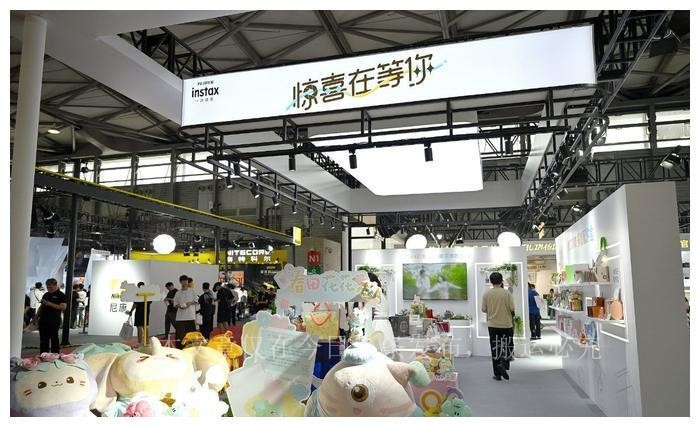 P&I2023: Fun and interesting Fuji instax booth "surprise is waiting for ...