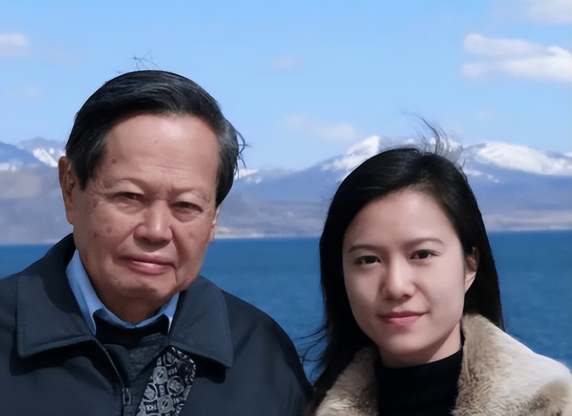 Chen Ning Yang and his wife went on an outing, and Fan Weng was suspected of wearing maternity ...