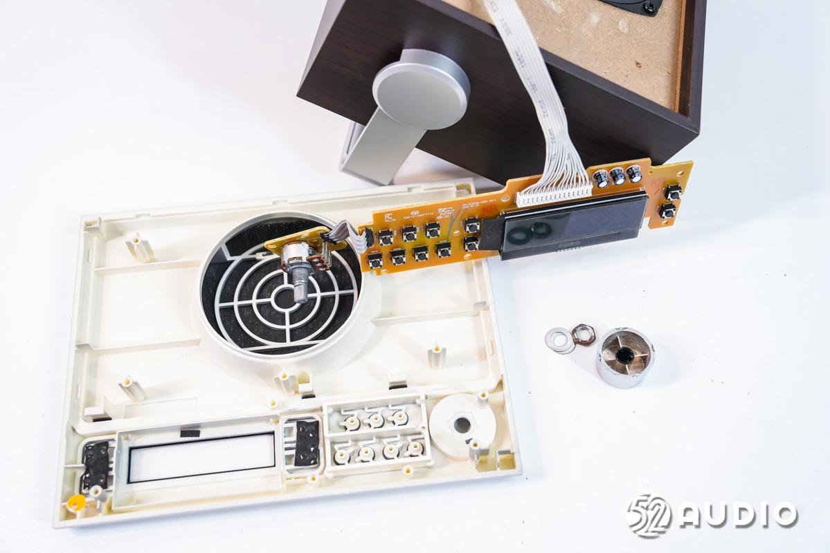 In-depth dismantling of Philips radio, equipped with digital display ...