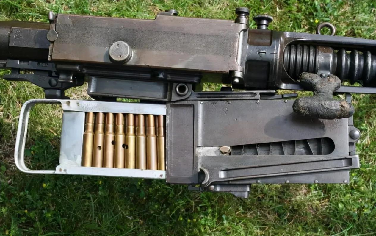 The worst machine gun of World War II, "Breda M1930", needs to be lubricated before loading ...