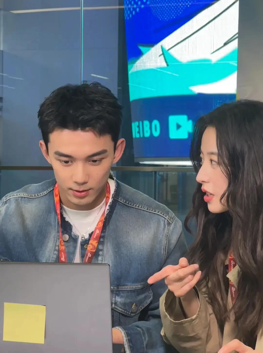 Wu Lei and Zhou Yutong scan the picture of the building, let's take a look - iMedia