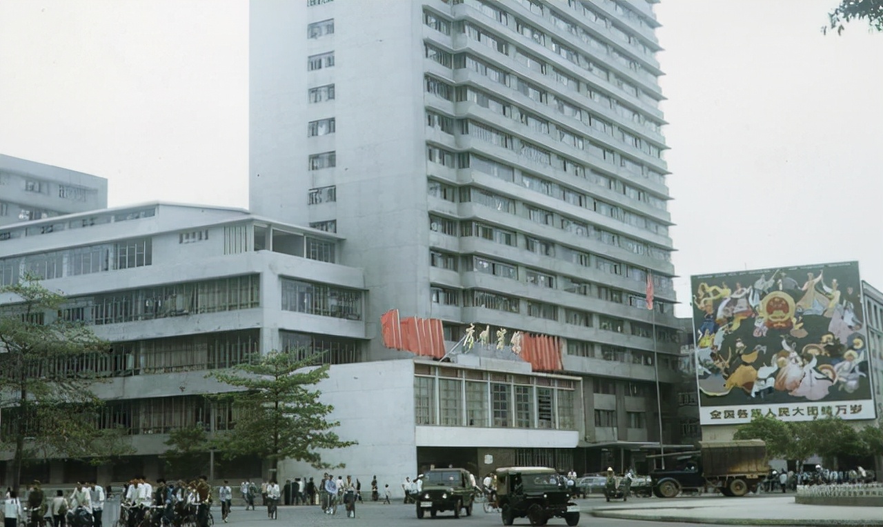 An old photo from 1973, what does a luxury car look like? - iNEWS
