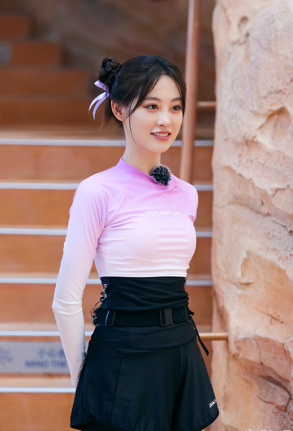 Actress Zhu Xudan is playing in the swimming pool in a pink sportswear ...