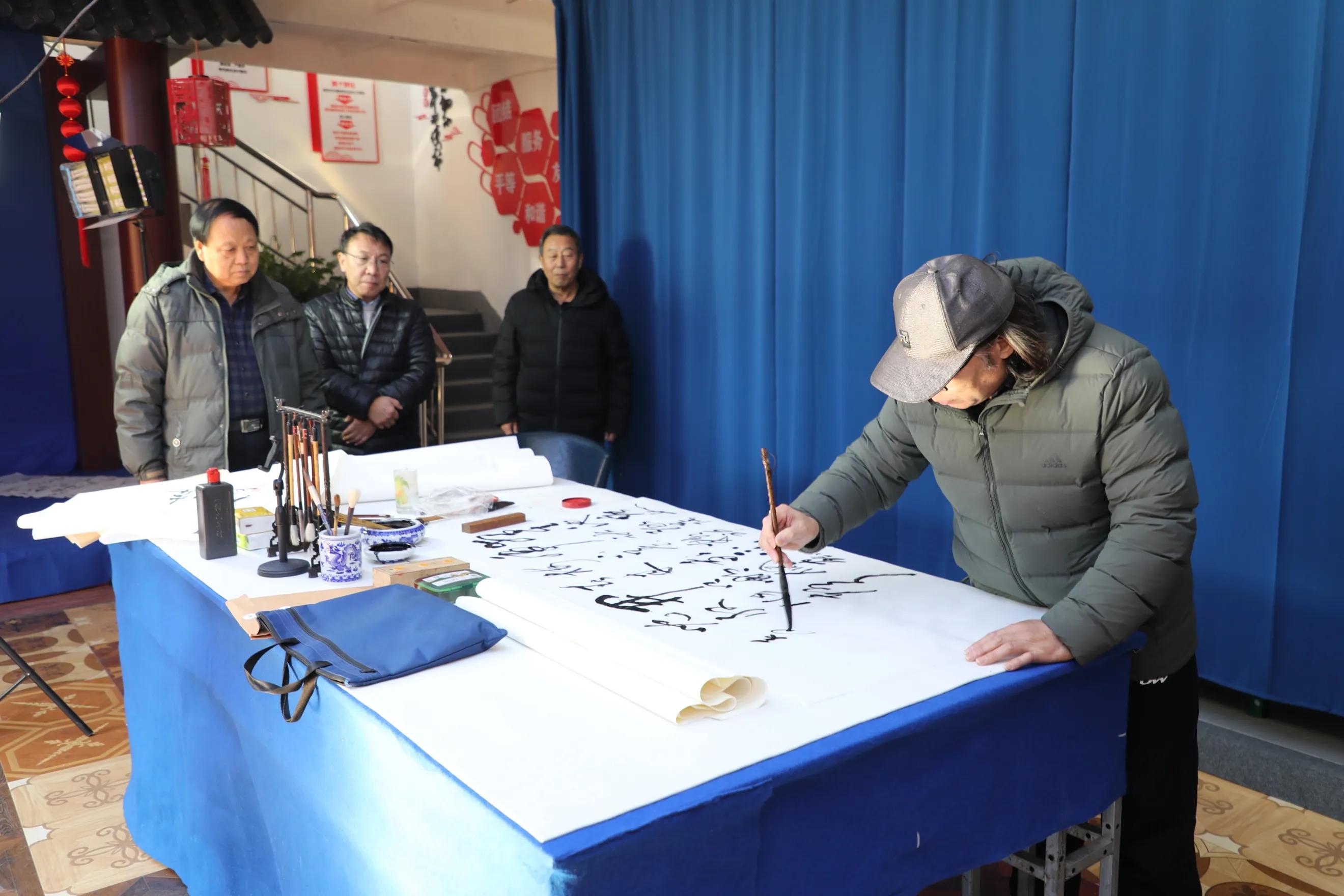 Spread the paper, swipe the brush, walk the dragon, draw straight like ...