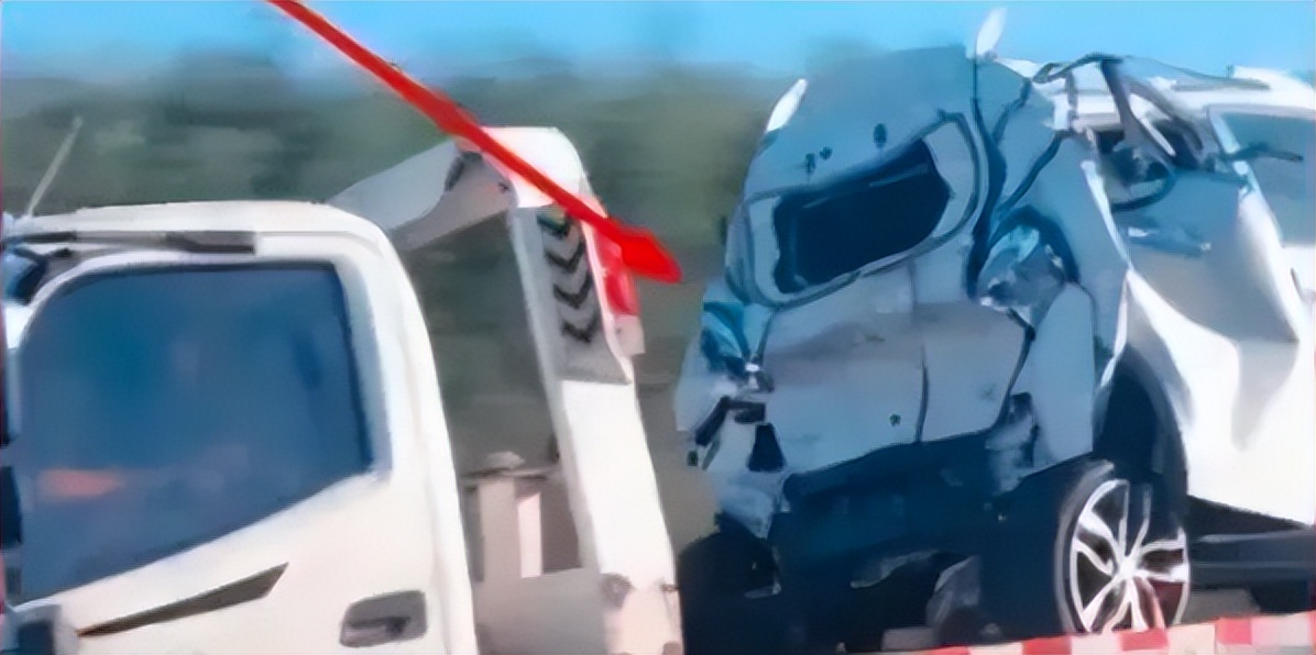 The hatchback SUV collided into a miniature car!Another "crispy car ...