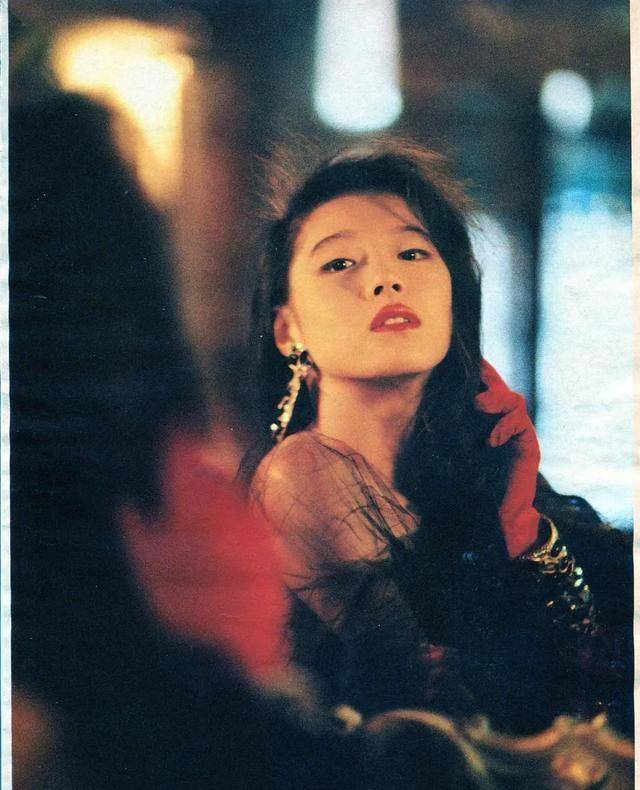 Broken atmosphere oil painting beauty! The goddess Nakamori Akina ...