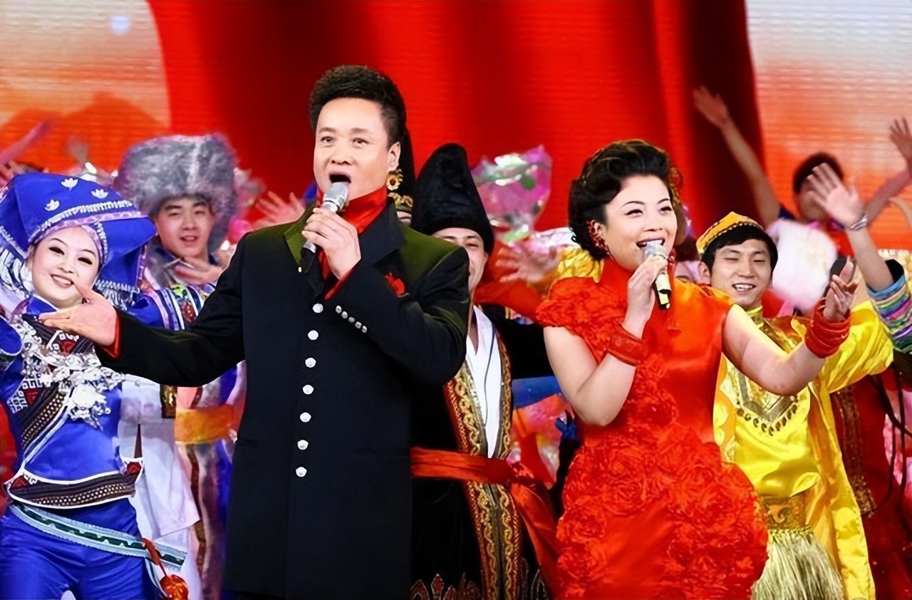 66-year-old Yan Weiwen attended the party, held hands with female ...