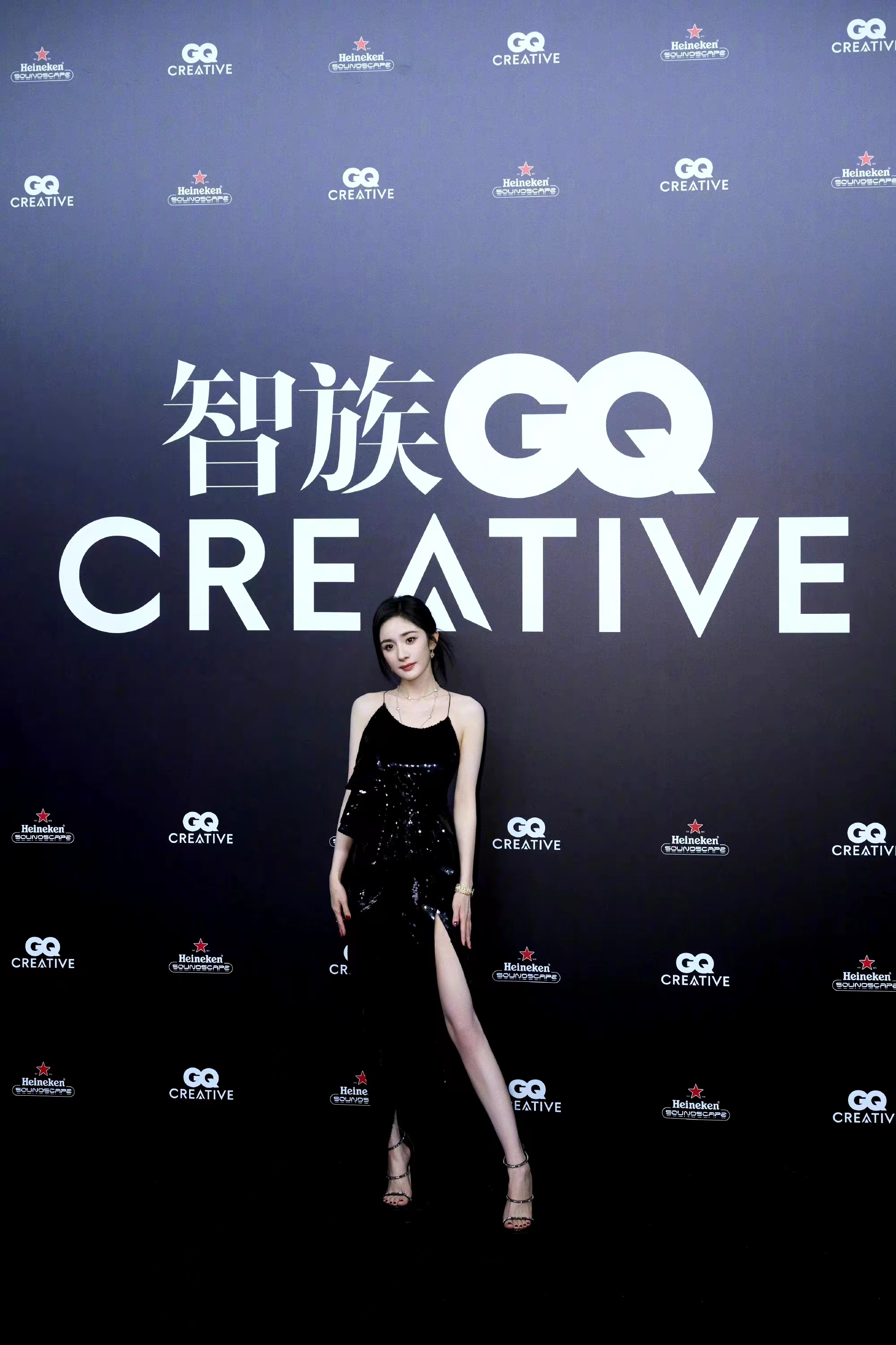 Yang Mi's GQ red carpet wins numb! Wearing a high-definition backless ...