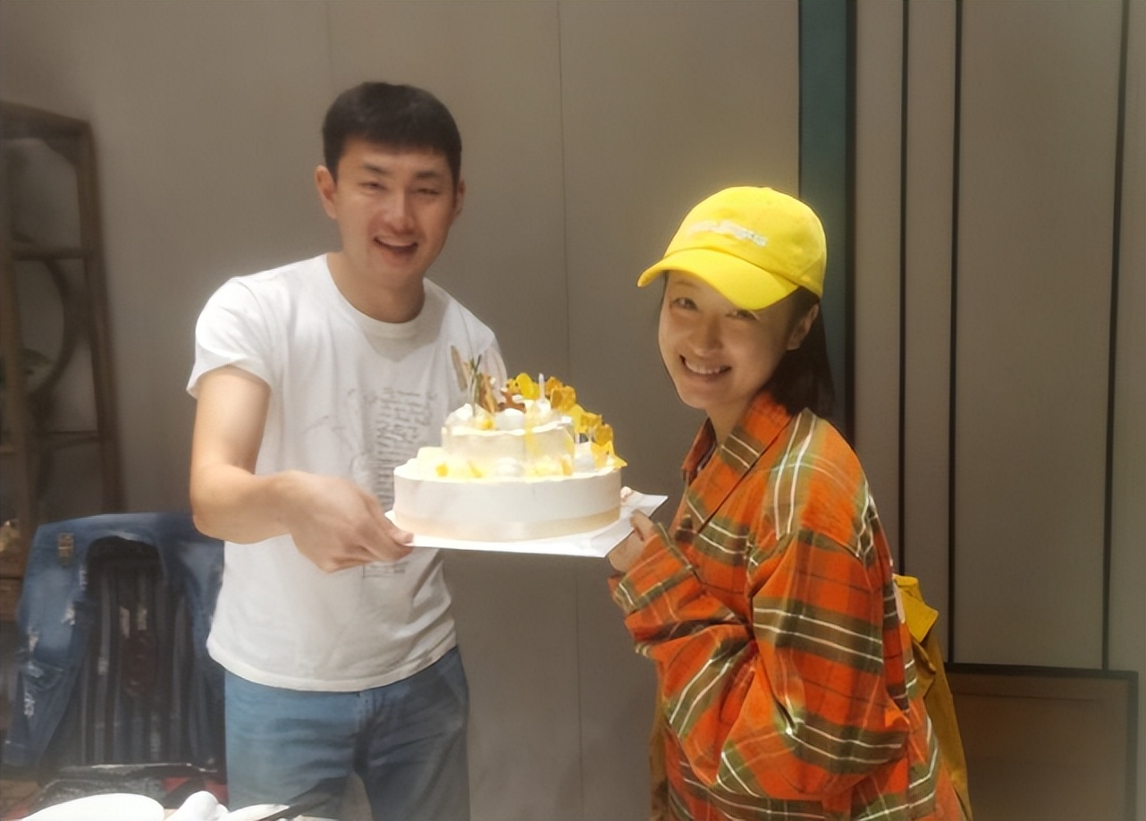 Ai Jiani posted a family photo, happy to complain that Wang Yanlin's ...
