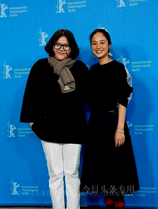 Hong Huang is in the same frame as the great beauty Zhou Yun. She loses ...