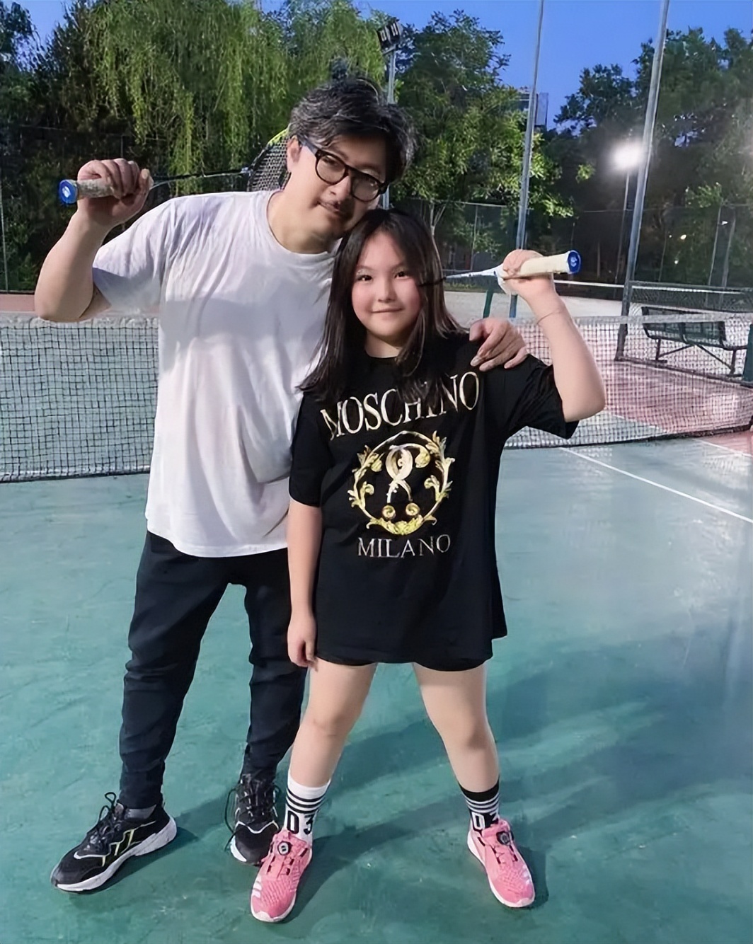13-year-old Wang Shiling wears a huge hat to celebrate her birthday!The ...