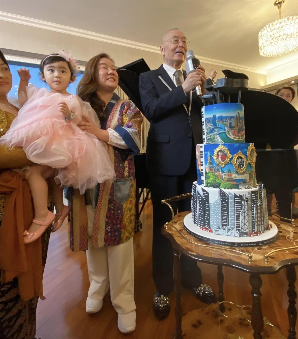 Liu Shikun held an 84th birthday banquet, his 2-year-old daughter ...