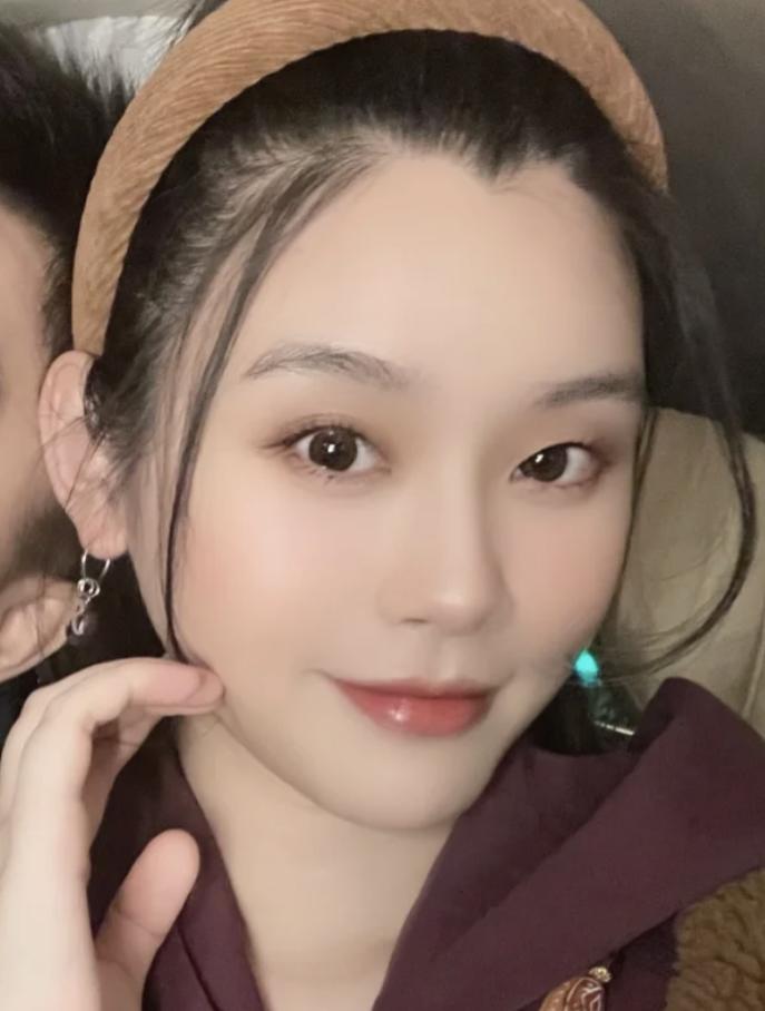 Xi Mengyao's first self-portrait after giving birth!Leaning on your shoulders with He Youjun is ...