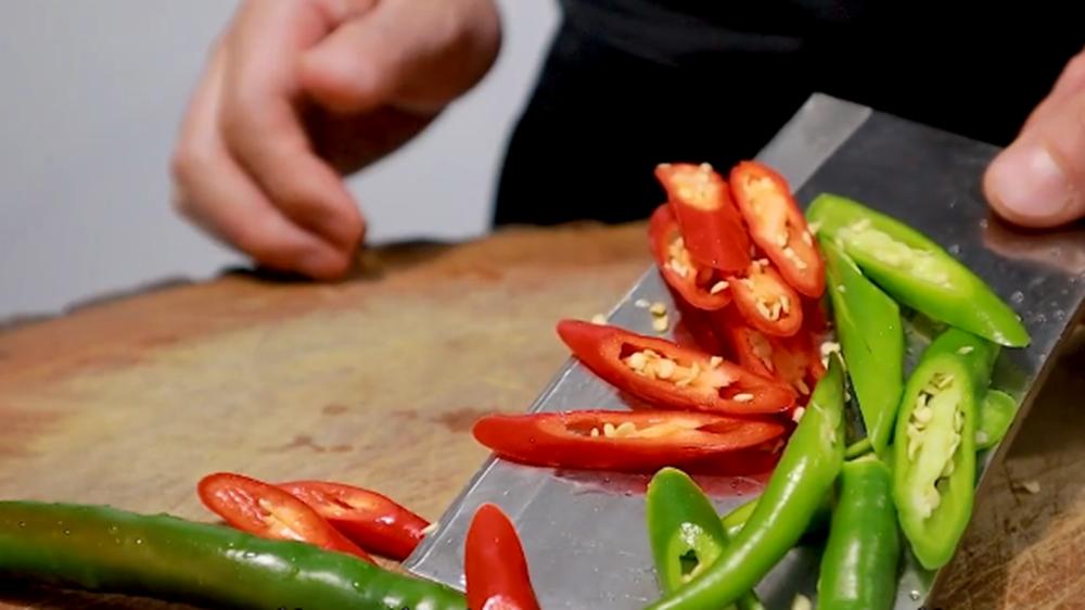 Homemade practice of dry pot potato chips, delicious, spicy and ...