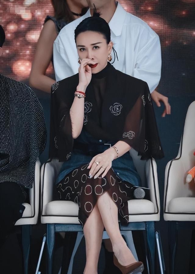So embarrassing! At the Macau concert, Na Ying angrily asked: Why don't ...